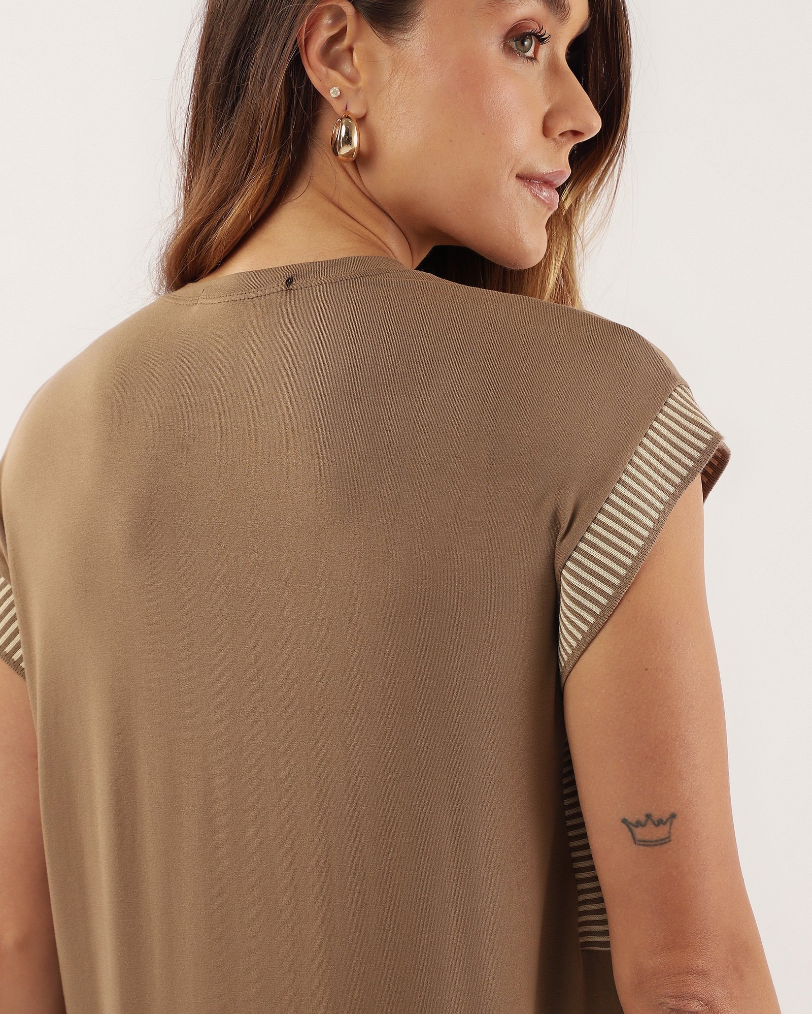 Riachuelo | Vestido curto reto com viscose Julie liso marrom