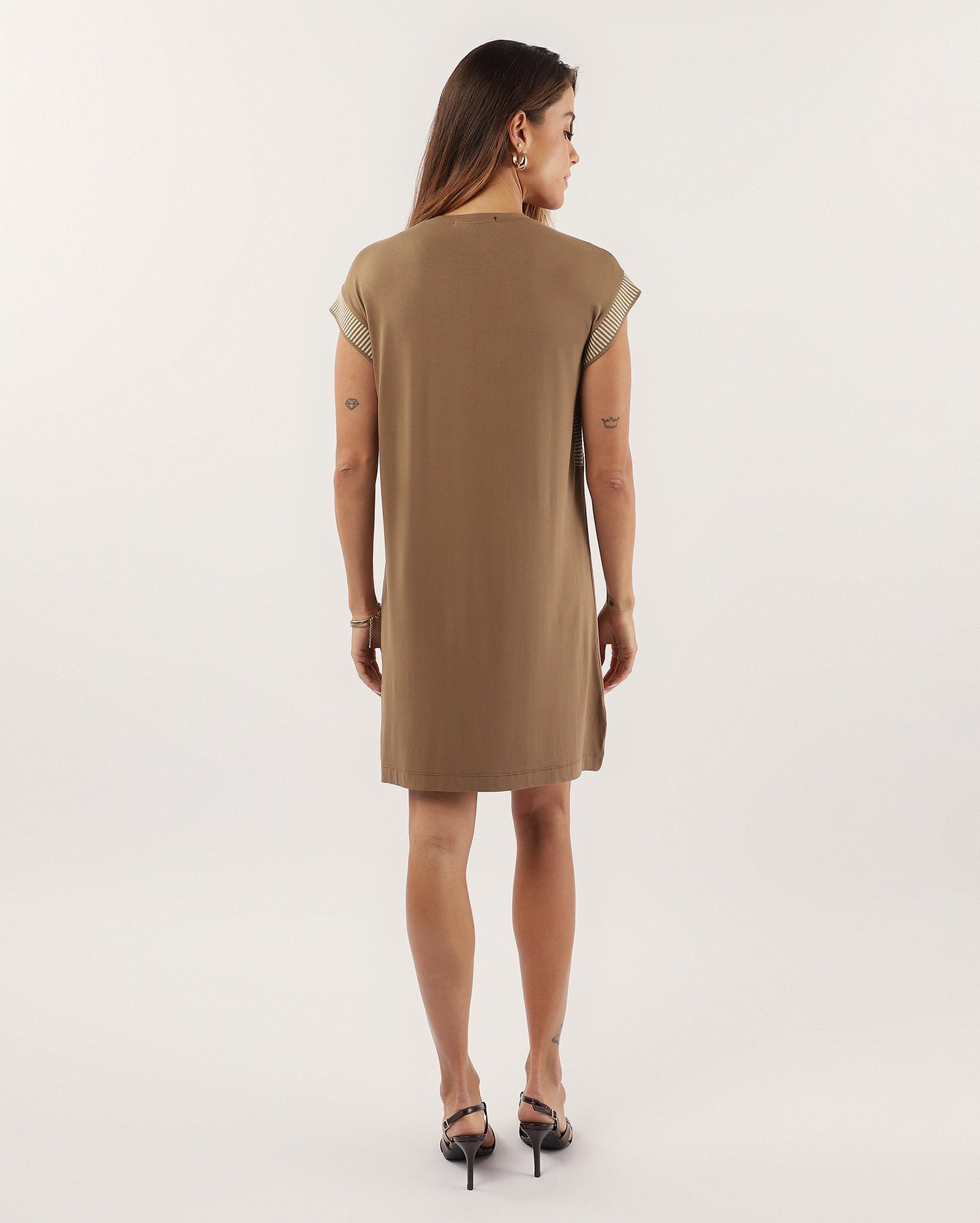 Riachuelo | Vestido curto reto com viscose Julie liso marrom