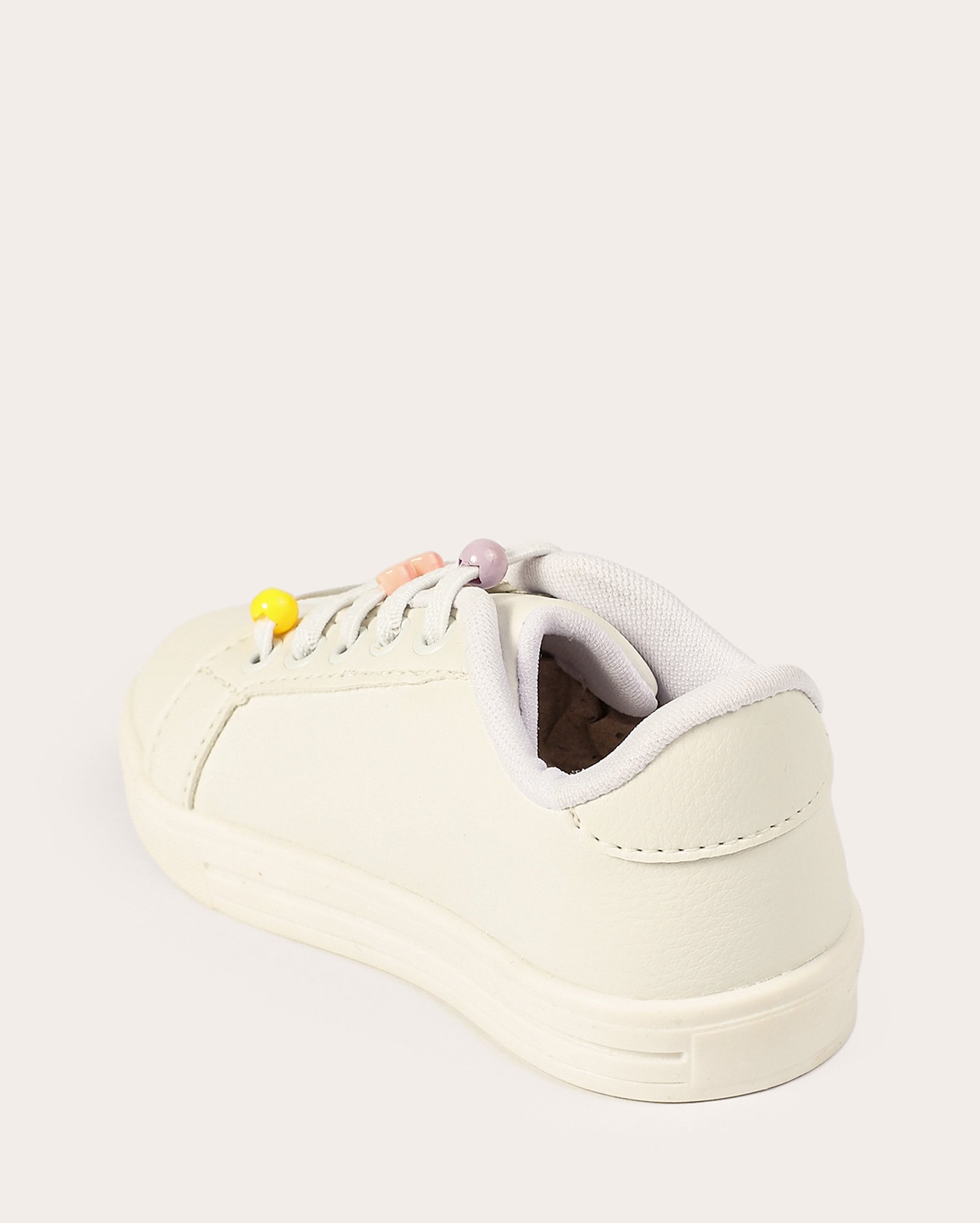 Riachuelo | Tênis infantil com cadarço e pin de coração branco | Pequito