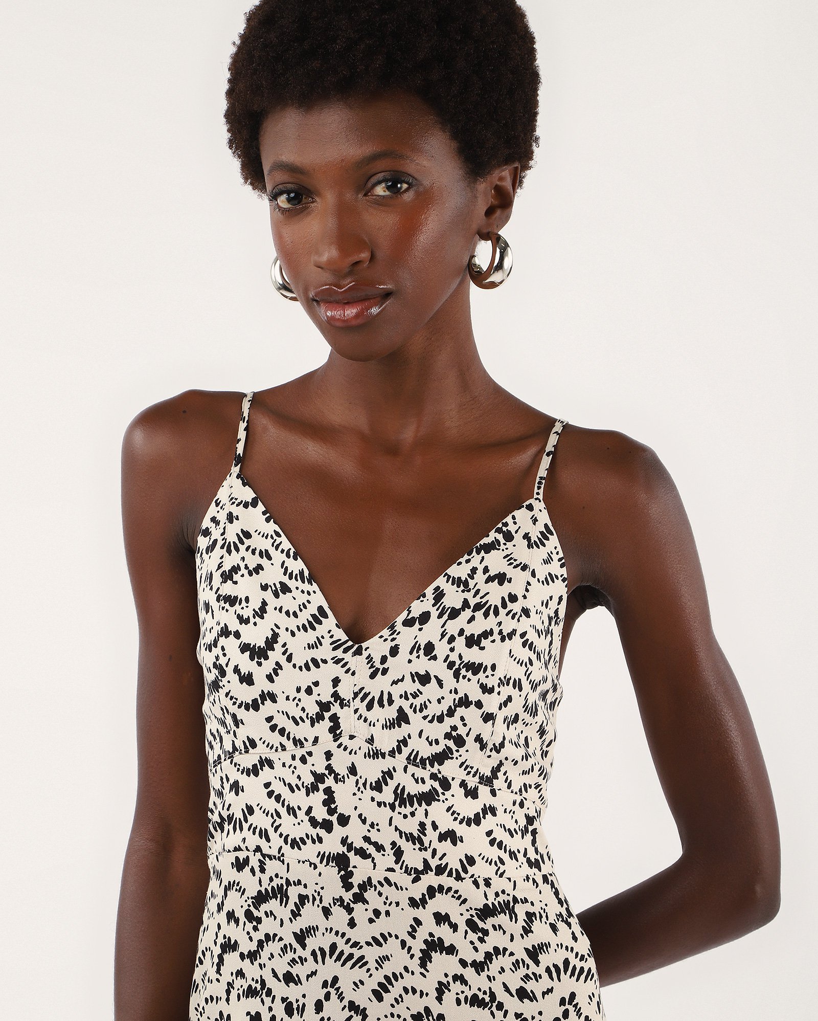 Riachuelo | Vestido midi evasê em viscose decote v bege | AK