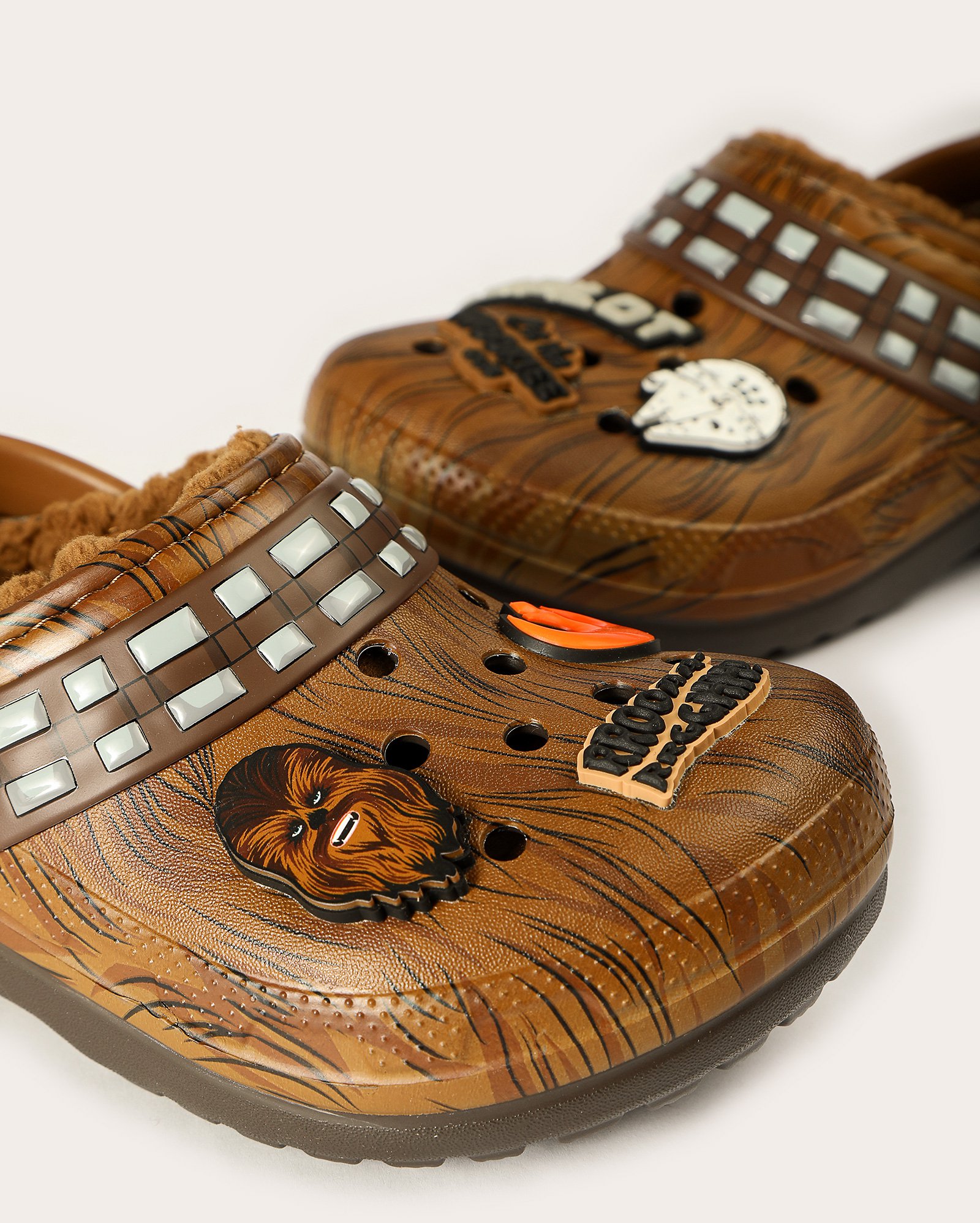 Riachuelo | Sandália juvenil Star Wars Chewbacca marrom | Crocs