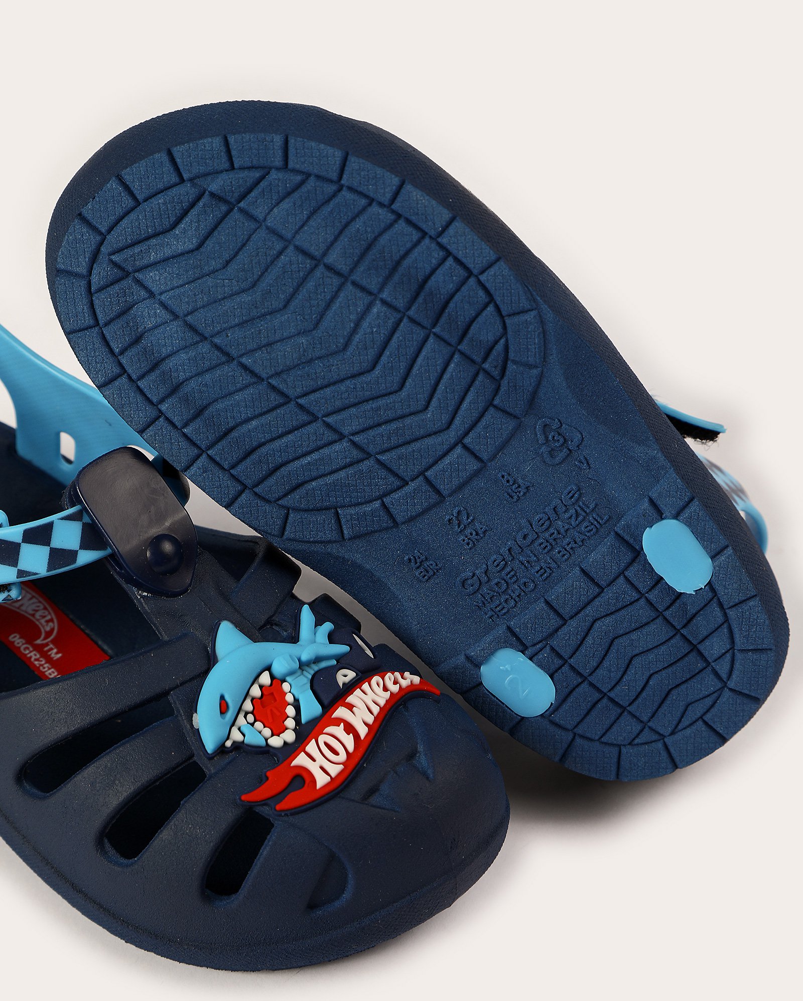 Riachuelo | Sandália Clog infantil Hot Wheels com tira aderente azul ...