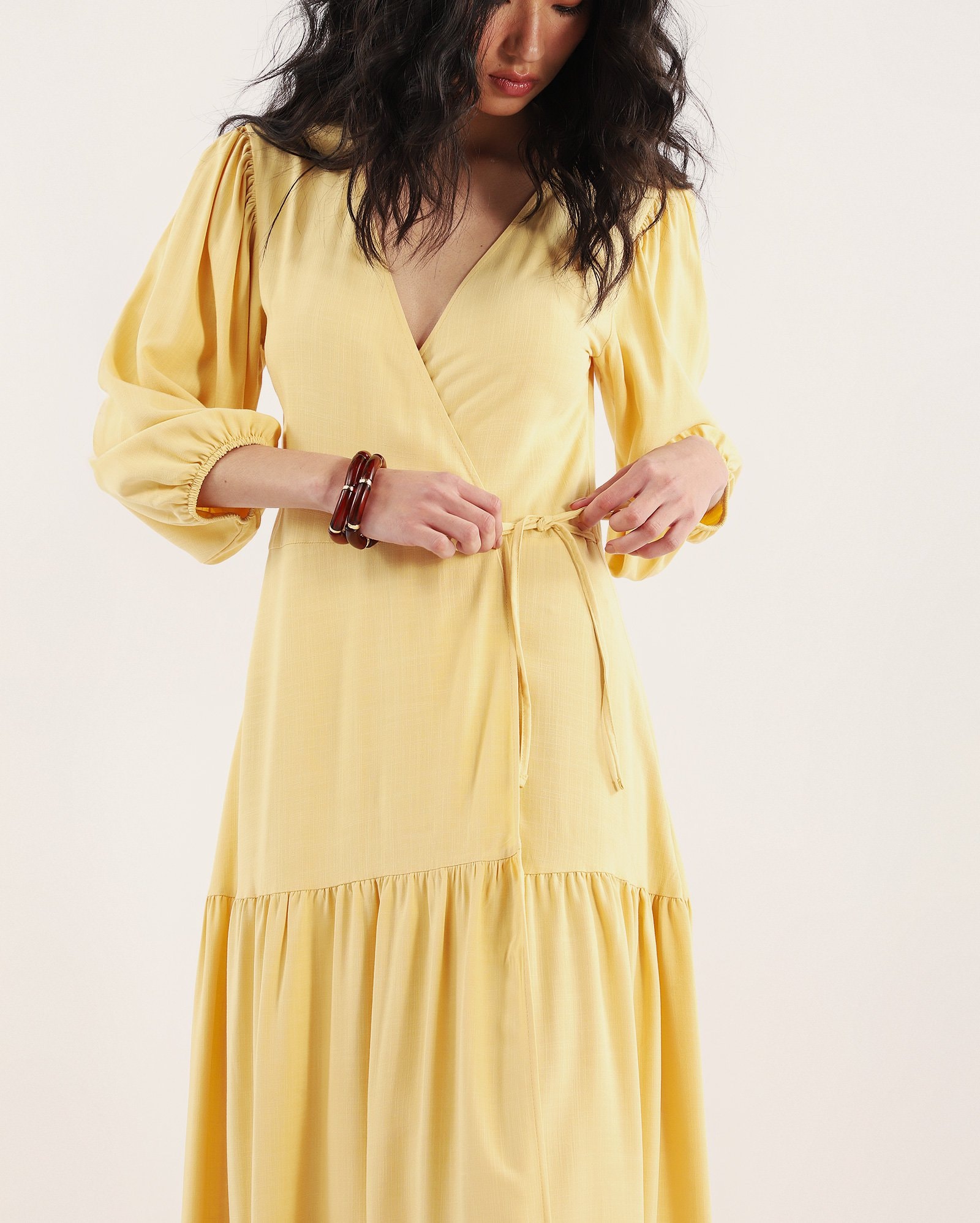 Riachuelo | Vestido longo evasê transpassado manga bufante - Amarelo Claro