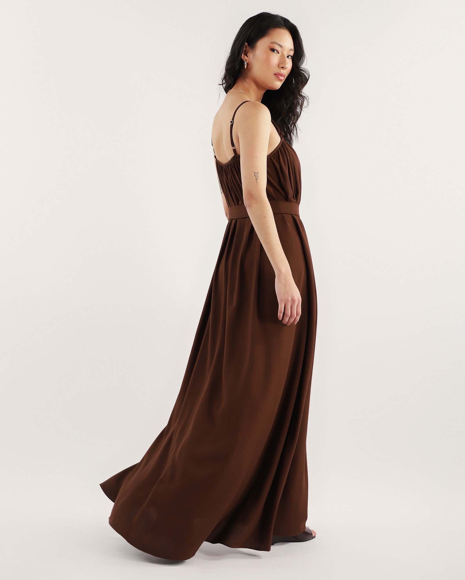 Riachuelo | Vestido longo evasê com faixa - Marrom
