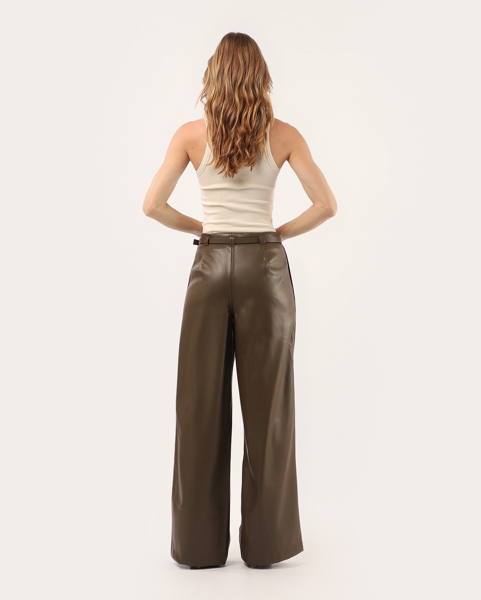 Riachuelo | Calça feminina flare em poliuretano com cinto - Marrom