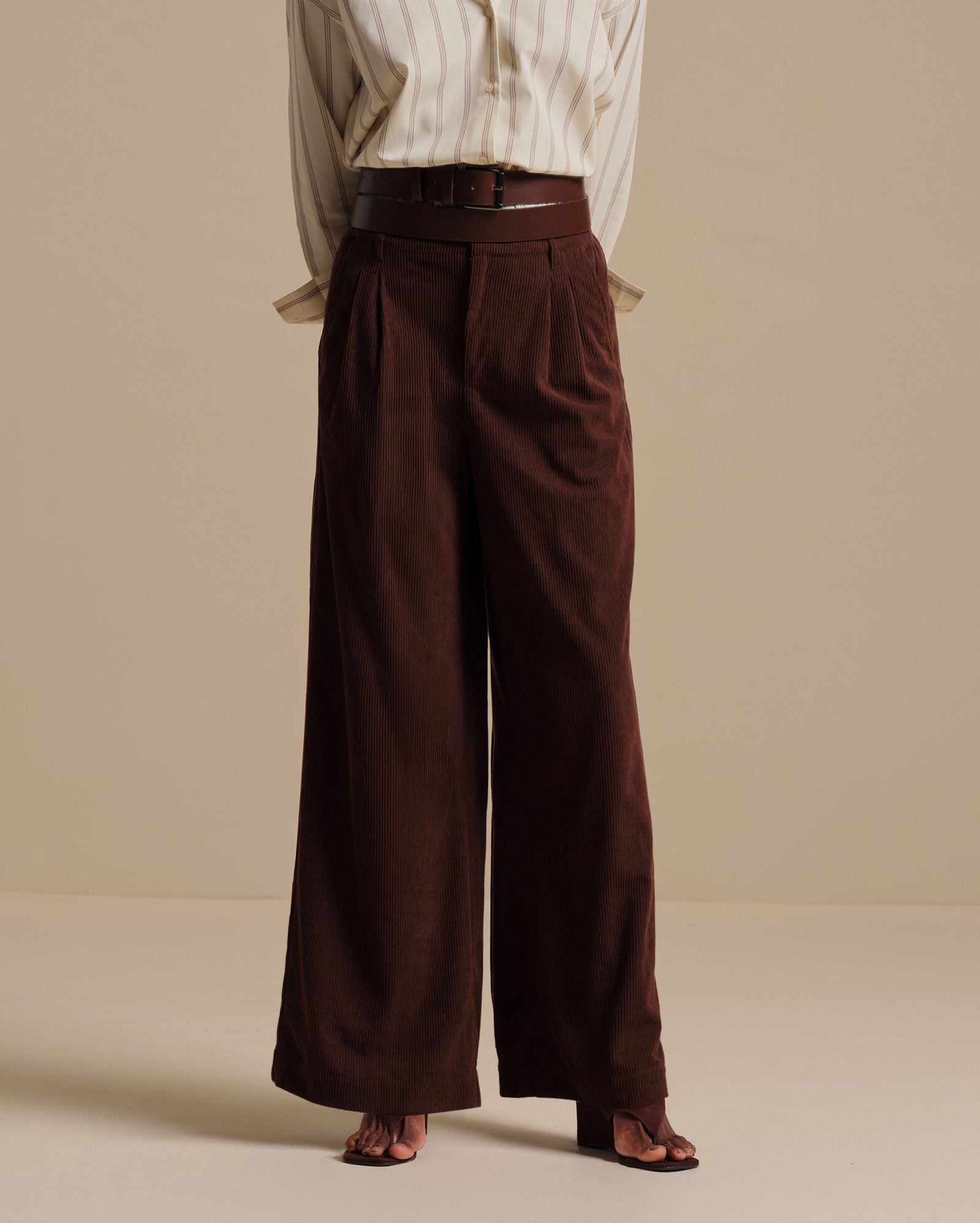 Riachuelo | Calça feminina pantalona veludo cotelê - marrom - Marrom Escuro