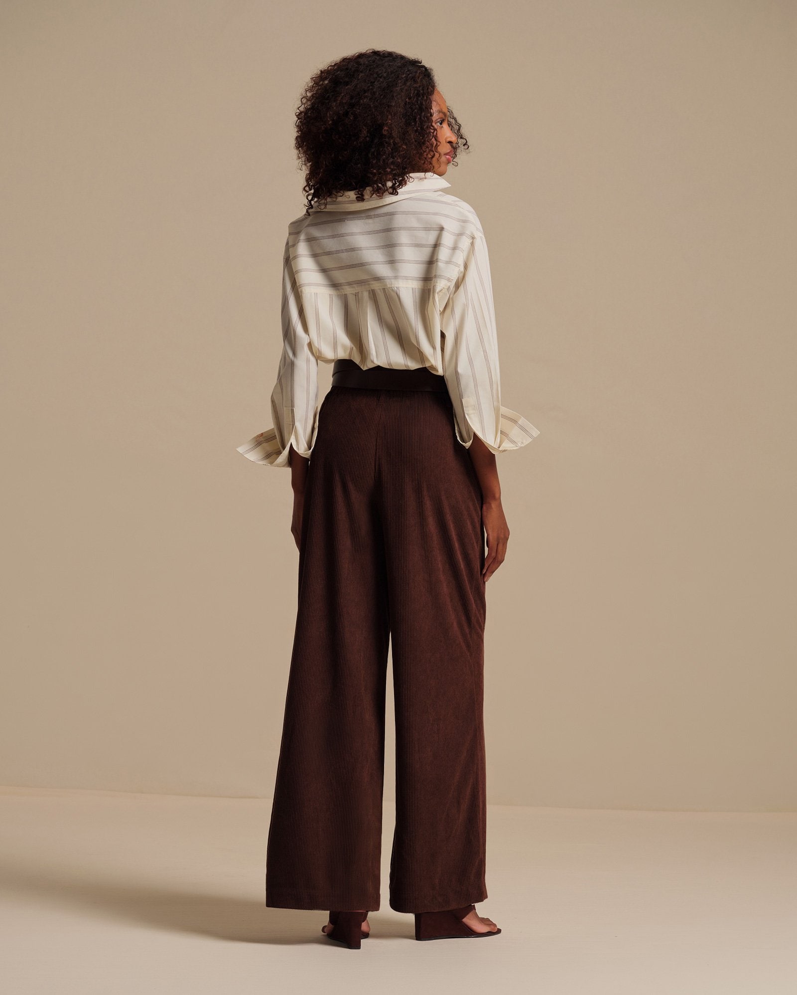 Riachuelo | Calça feminina pantalona veludo cotelê - marrom - Marrom Escuro
