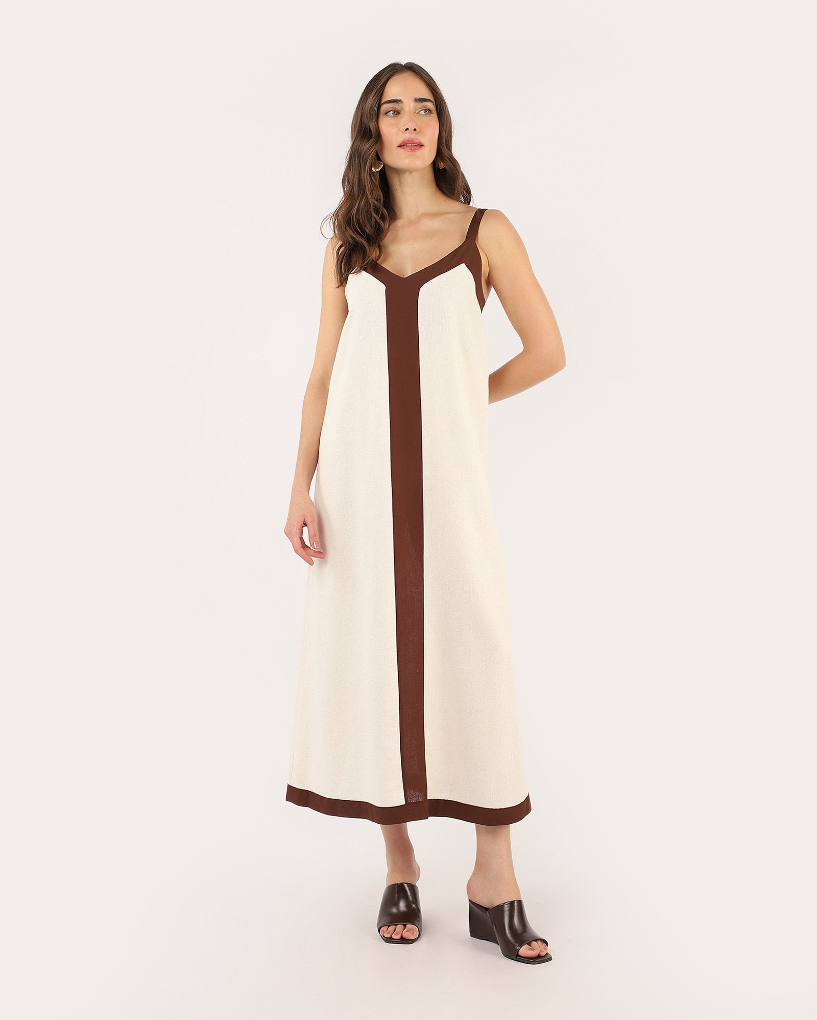 Riachuelo | Vestido midi viscolinho evasê com recorte - bege