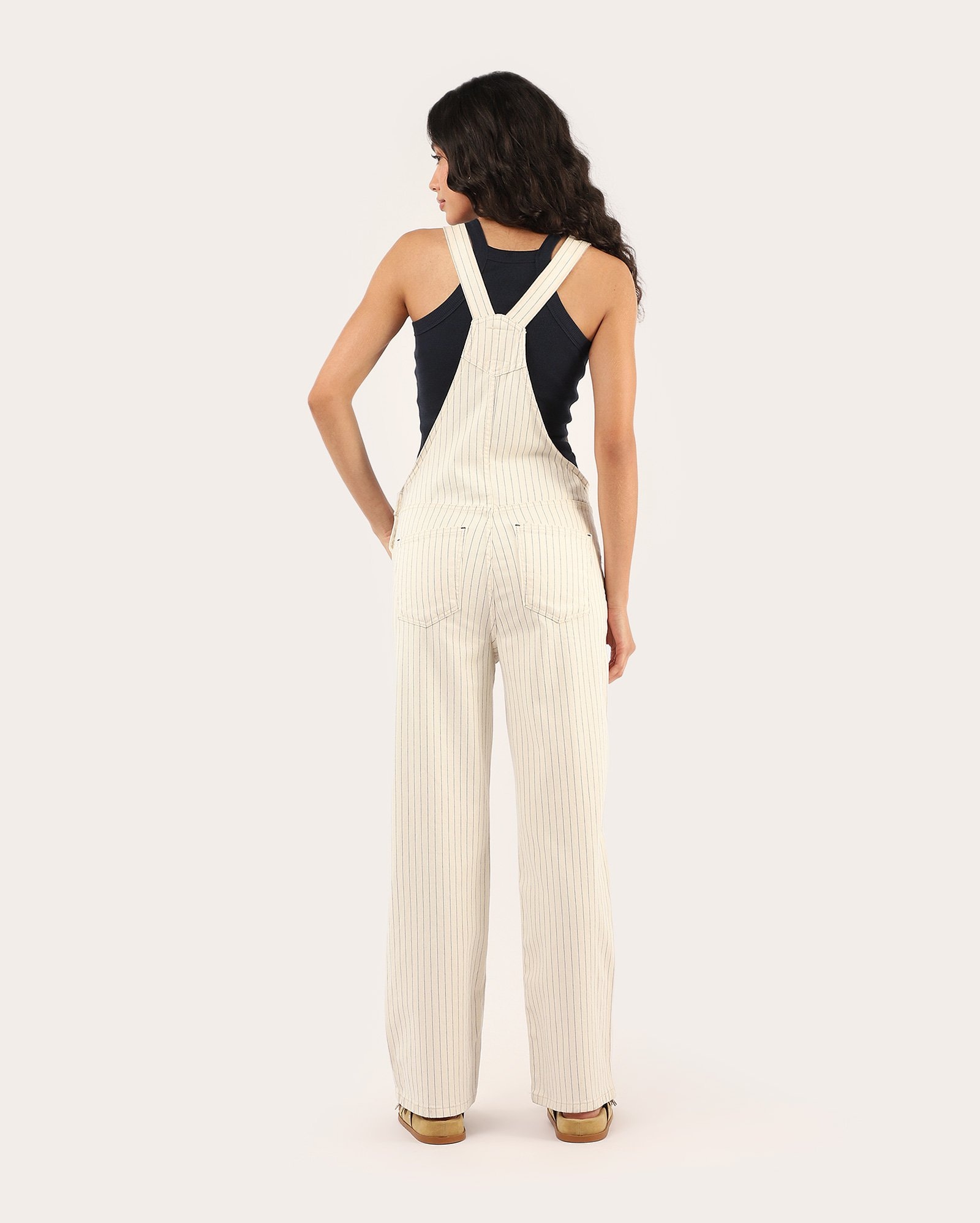 Riachuelo | Jardineira sarja feminina risca de giz - bege | Pool Jeans