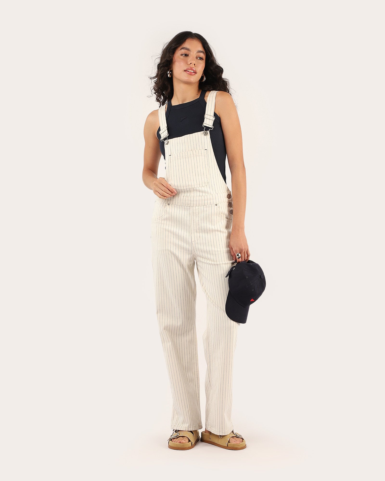 Riachuelo | Jardineira sarja feminina risca de giz - bege | Pool Jeans