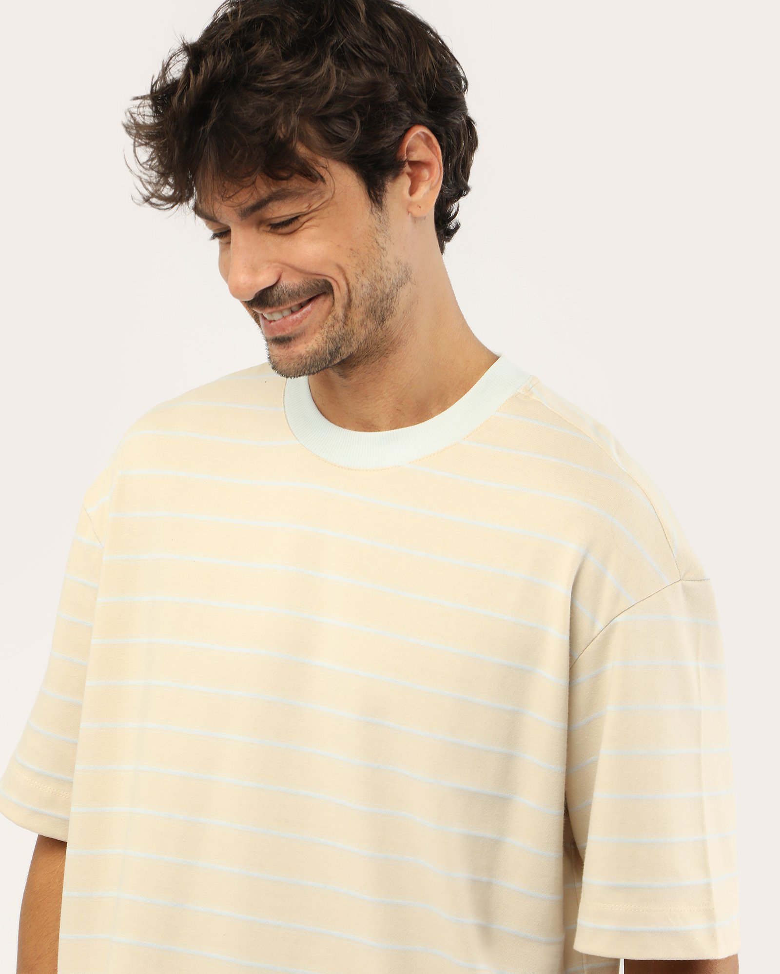 Riachuelo | Camiseta boxy masculina listrada - Bege Clara