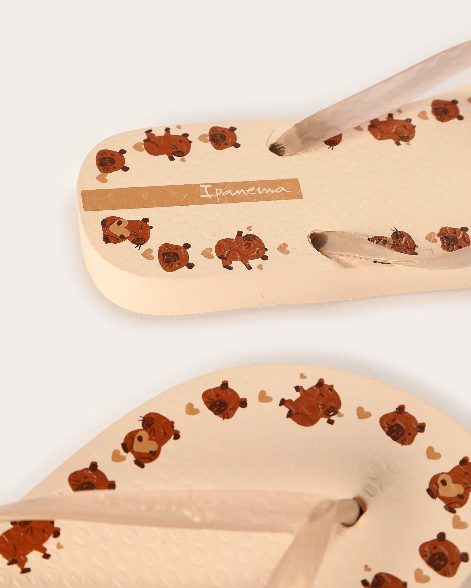 Riachuelo | Chinelo feminino slim estampa Capivara - bege | Ipanema