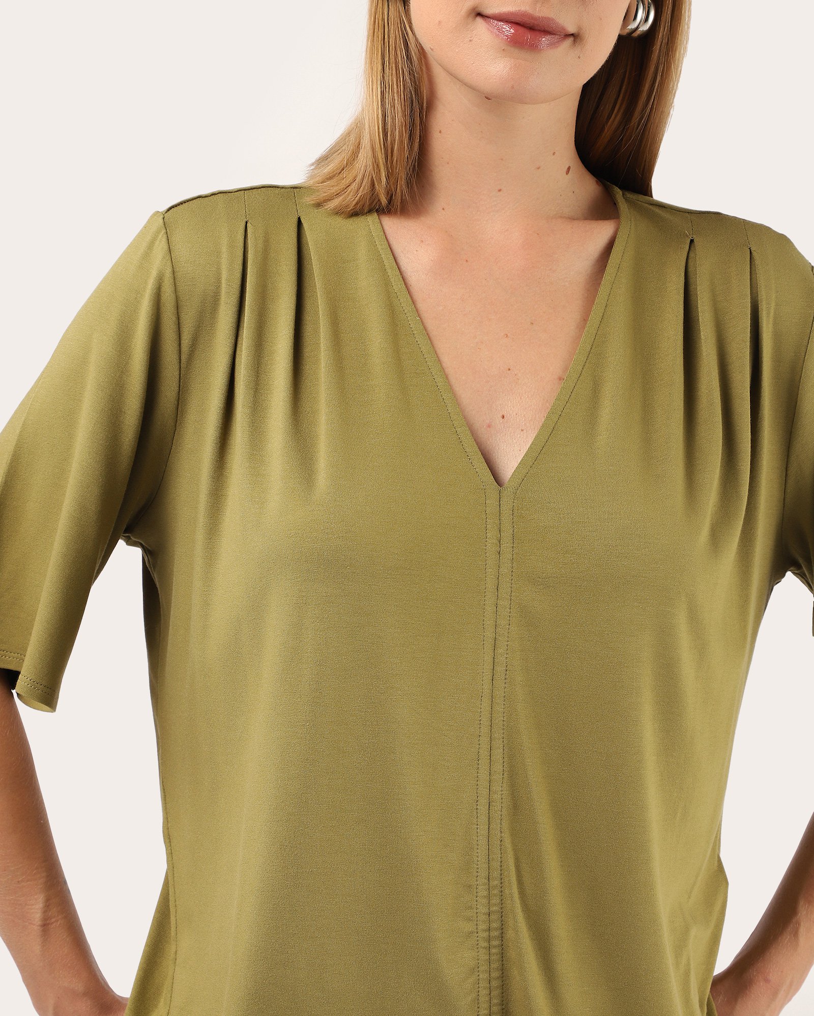 Riachuelo | Blusa feminina básica em viscose - Verde Musgo