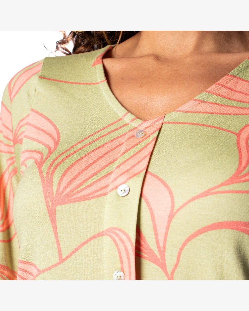 Riachuelo | Camisa Feminina Rovitex Decote V com Botões Verde Claro/Coral