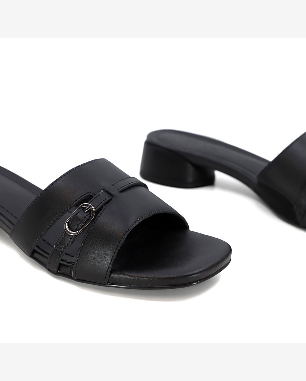 Riachuelo | Tamanco Salto Bloco Couro Preto Enfeite Fivela