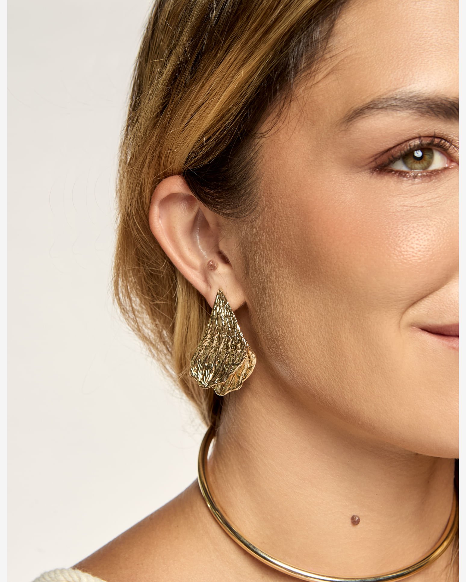 Riachuelo | Brinco Petala Texturizada - Dourado